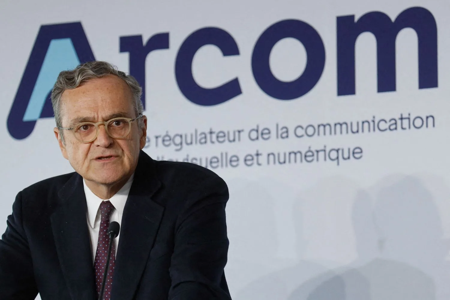 Qui finance l'ARCOM et pourquoi cela compte